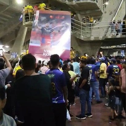 Watch: Fans take shelter from rain under Virat Kohli's poster hung ...