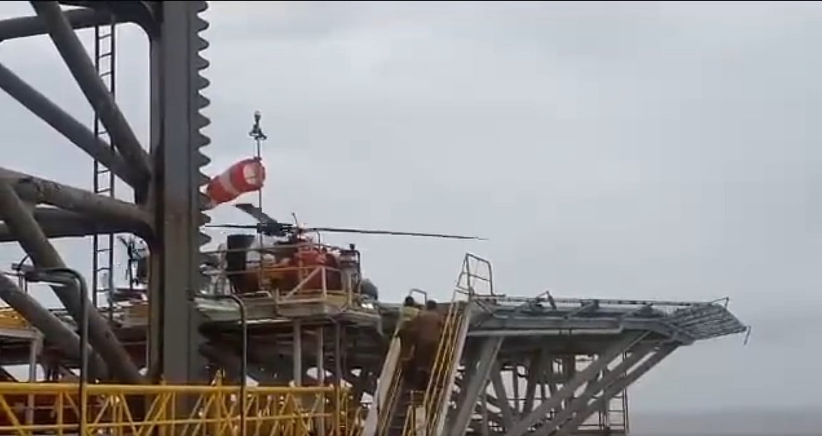 WATCH: ICG Chopper Airlifts 11 Personnel From Jack Up Rig In Gujarat ...