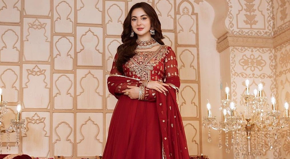 Pakistani Actress Hania Aamir Croons Shah Rukh Khan's Om Shanti Om Song ...