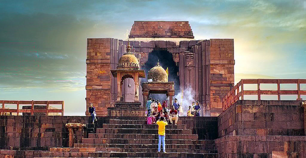 Madhya Pradesh: 400-Year-Old Shiva Temple With Others Being Dolled Up ...