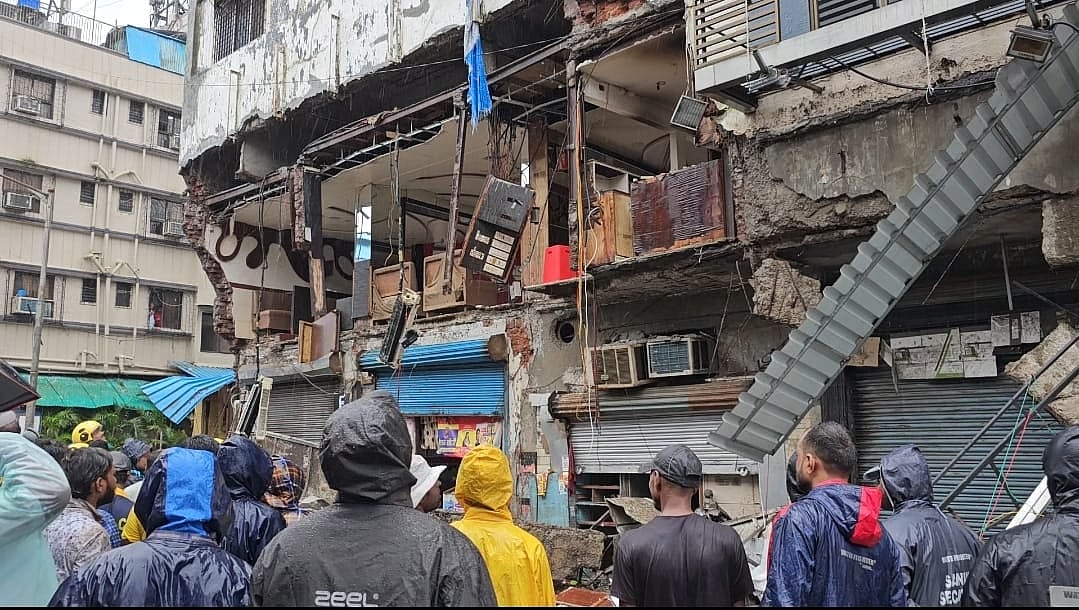 1 Dead, 4 Injured as Part of Rickety Building Crashes in Mira Bhayandar ...