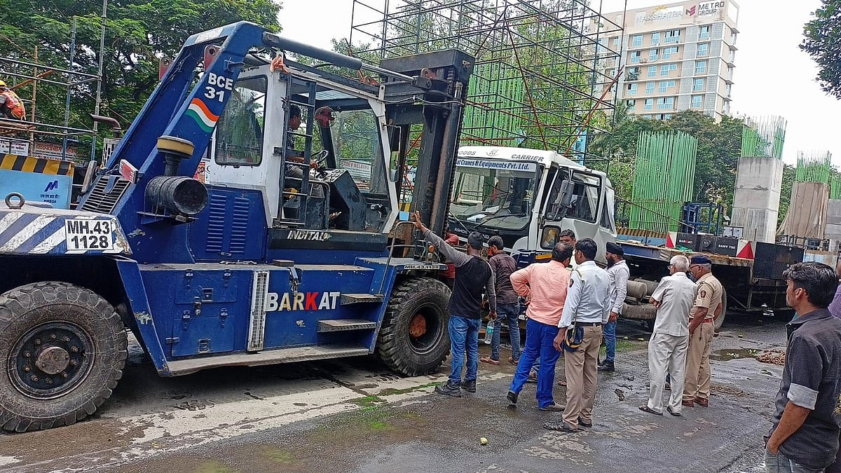 Mumbai: Trailer Truck Carrying Steel Rods Topples On Sion-Trombay Road ...