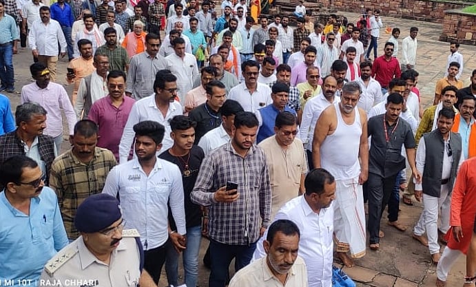 MP: Prahlad Patel Worships Lord Shiva At Udaipur Neelkantheshar Temple