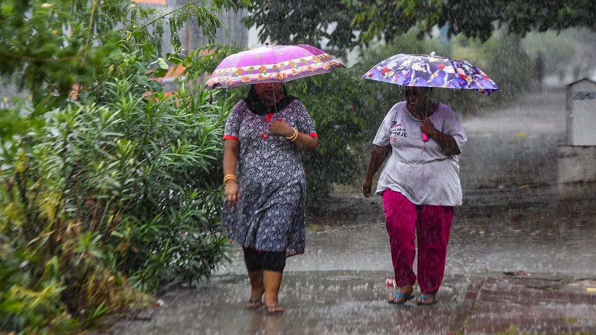 Sprightly Showers Cheer Delhiites, Min Temp 26.9 Degree Celsius; Check Pics