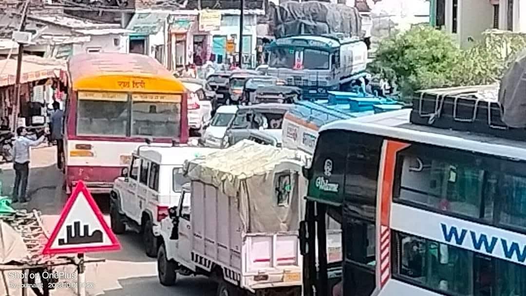 MP: Container Breaks Down Near Rly Crossing, Causes Traffic Jam