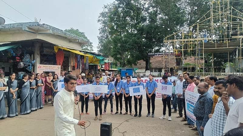 MP: Bird Smuggler Held, 100 Parrots Seized