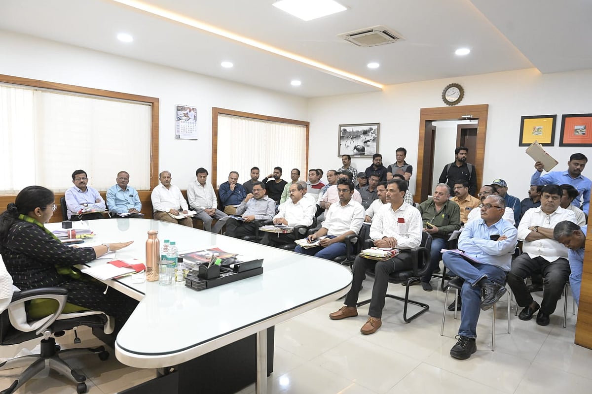 Indore: IMC Commissioner Holds Review Meeting For Employees' Salaries