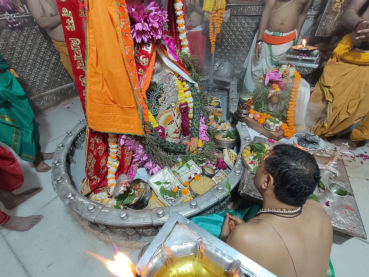 Madhya Pradesh: Devotees Throng Gopal Mandir For ‘Hari-Har Milan’