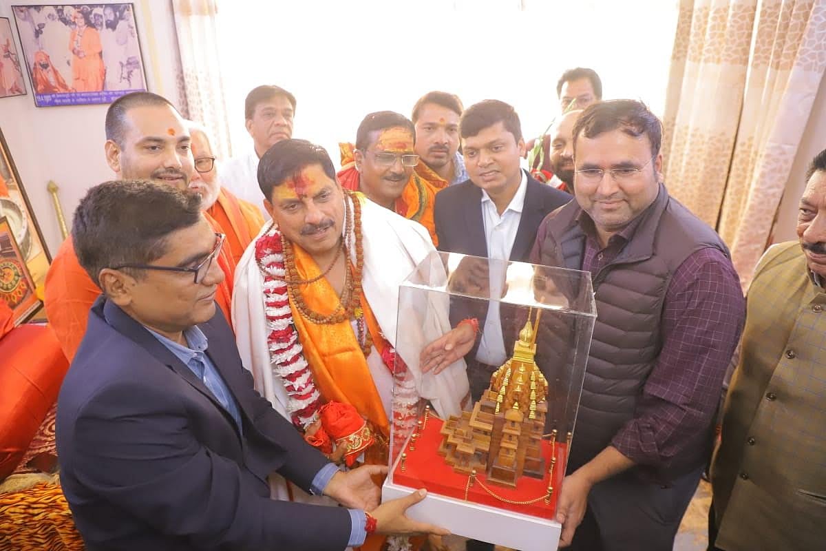 MP: CM Presented Mahakal Temple’s Replica