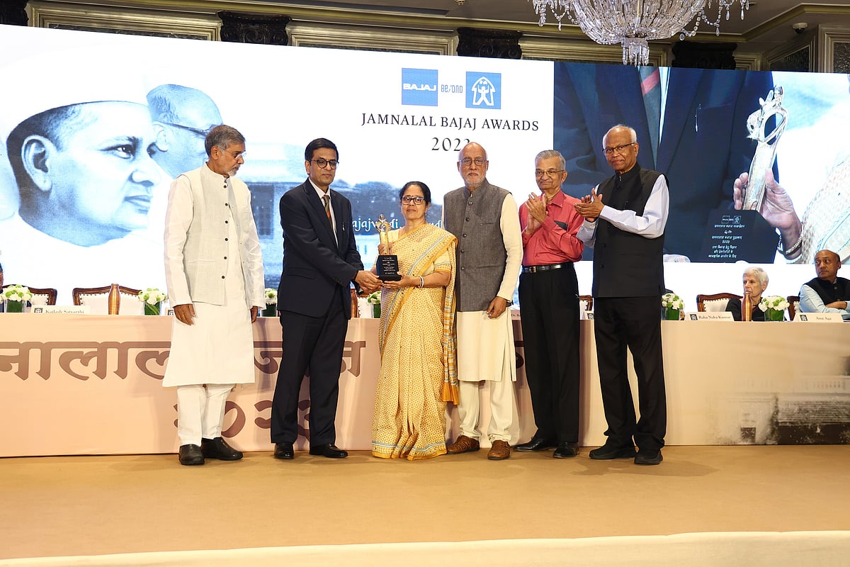 Jamnalal Bajaj Foundation Awards 2023: CJI DY Chandrachud Felicitates ...