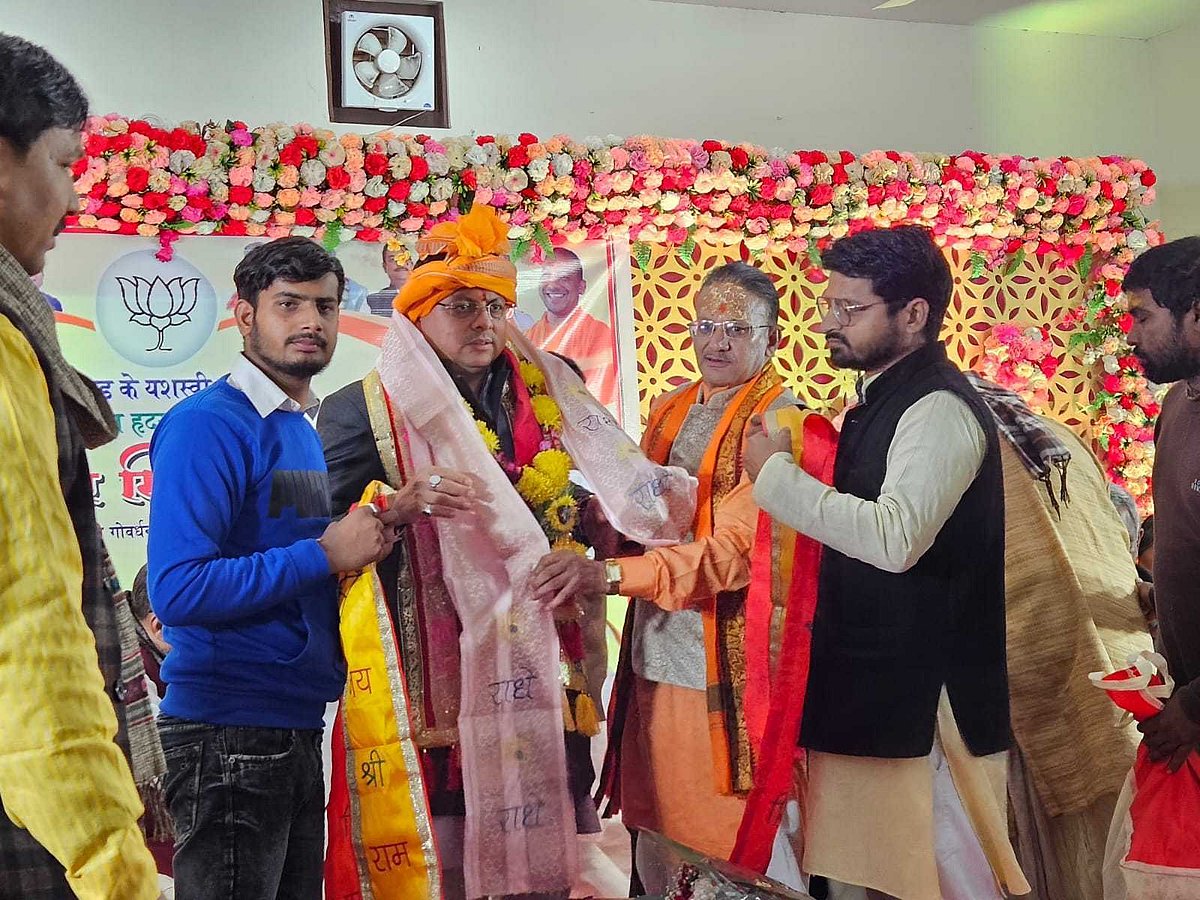 CM Dhami Visits Giriraj Maharaj In Mathura, Prays For Prosperity Of ...