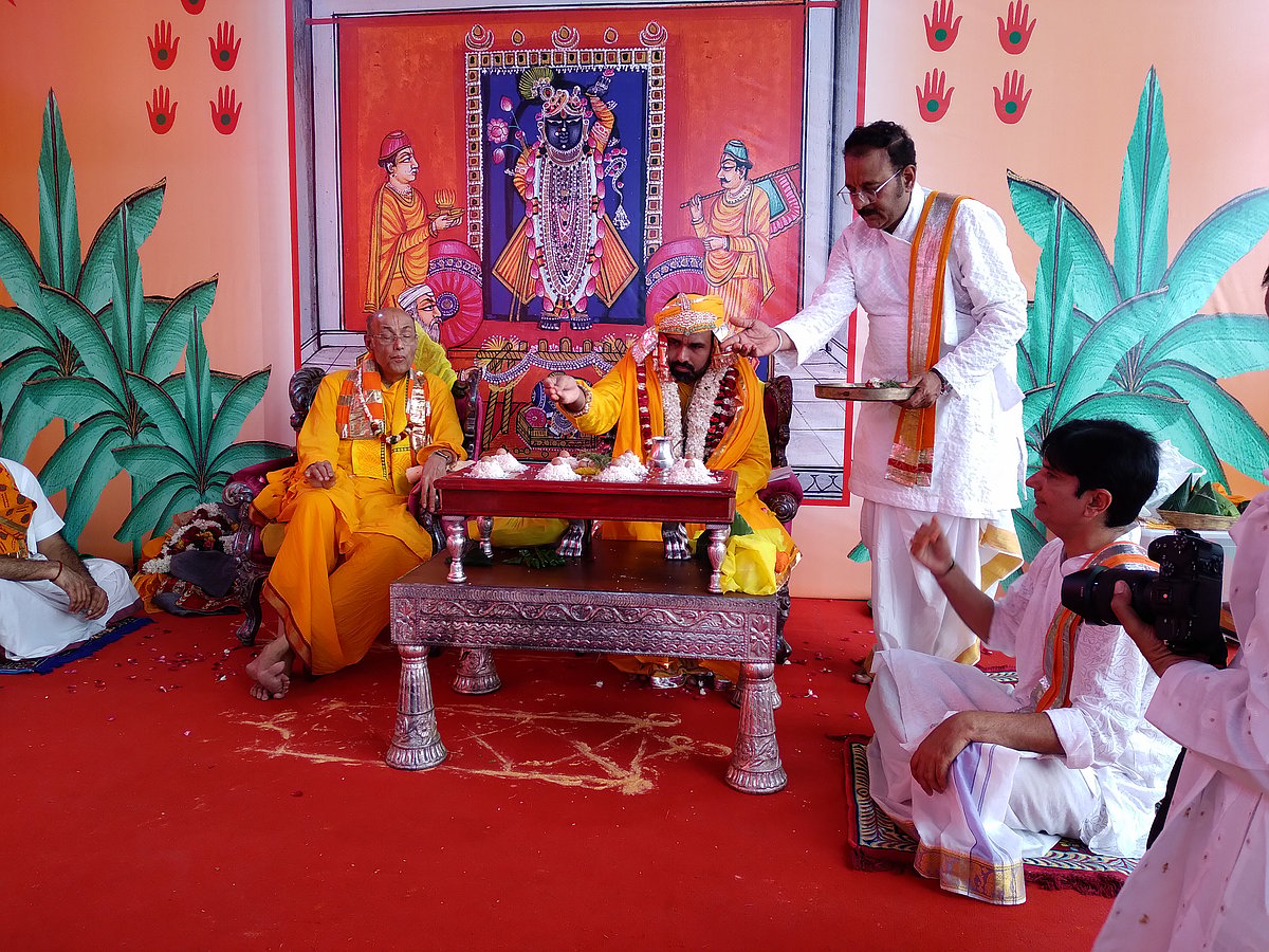 Mumbai: Devotees Gather At Santacruz's Vallabh Darshan Haveli Temple ...