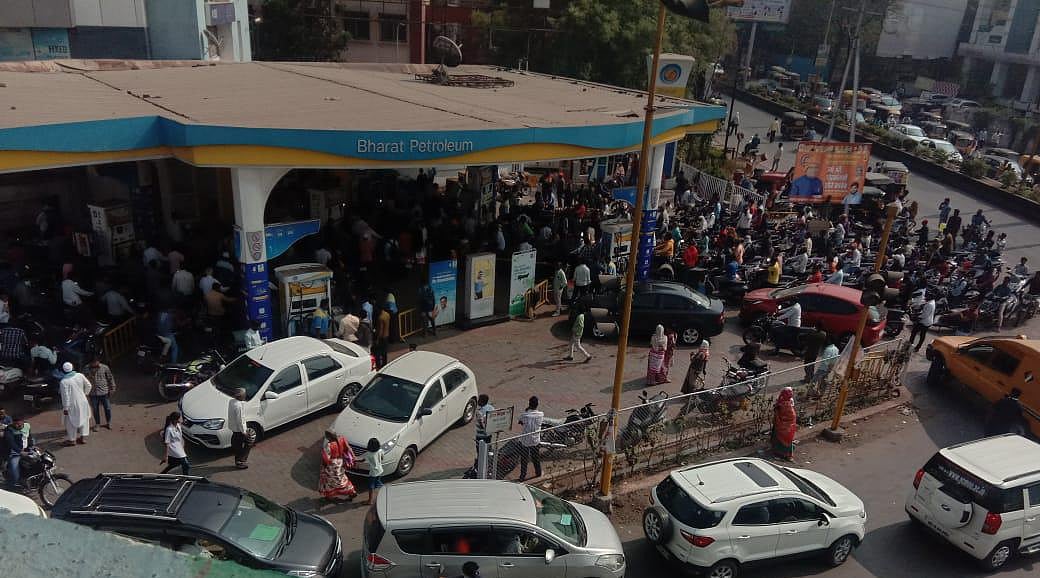 Chhatrapati Sambhajinagar: Crowds Flock To Petrol Pumps Amid Supply ...