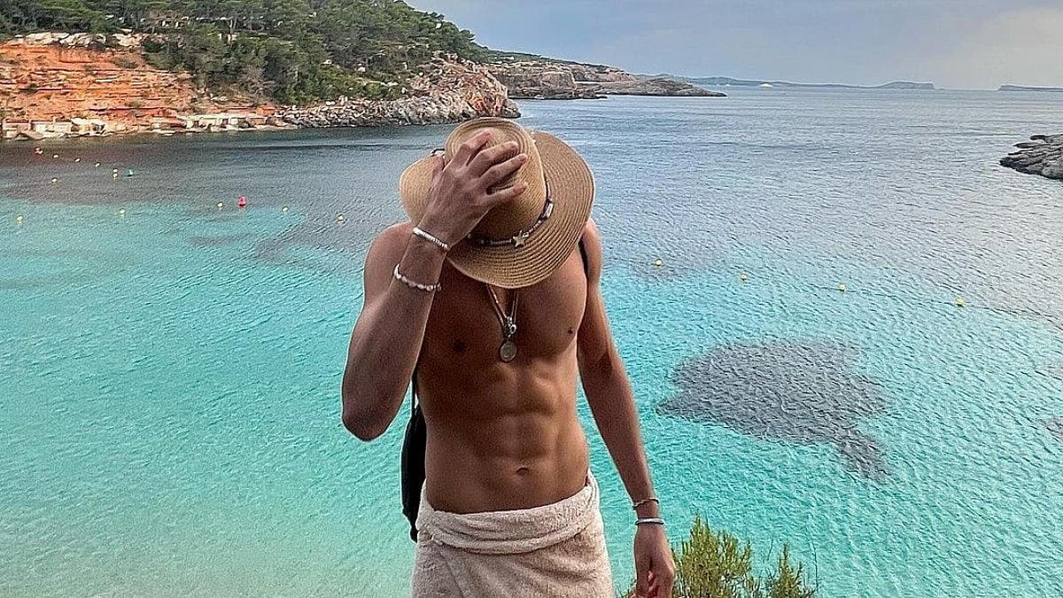 Shubman Gill Flaunting His 6-Pack Abs In Topless Pic Breaks The Internet
