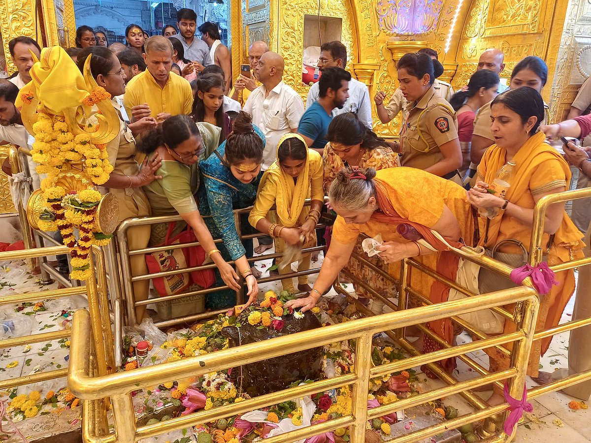 Mumbai: Shiva Temples See Endless Night-Long Queues This Mahashivratri
