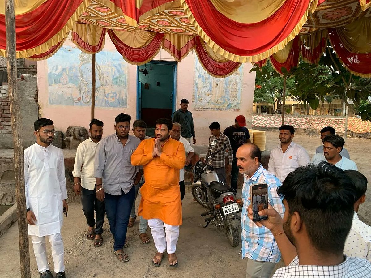 Shiv Sena (UBT) Candidate Chandrahar Patil Booked For Holding Foot ...
