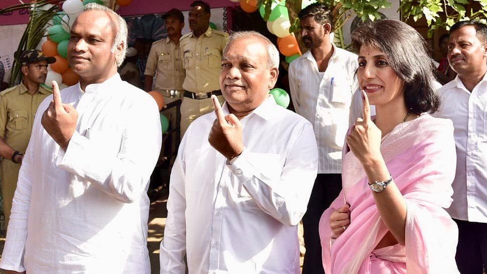 IN PICS: PM Narendra Modi, Home Minister Amit Shah, Others Cast Their ...