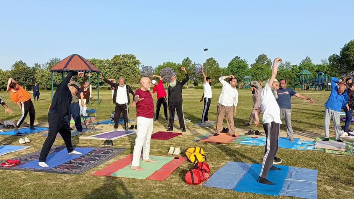 Yoga Makes Debut In Pakistan With Free Classes In Islamabad's F-9 Park ...