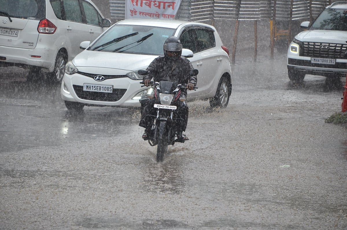 NashiK: Heavy Rain and Lightning Disrupt City, Cause Traffic Congestion