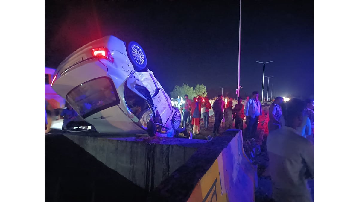 MP: Four Dead, Two Injured After High-Speed Car Collides With Divider ...