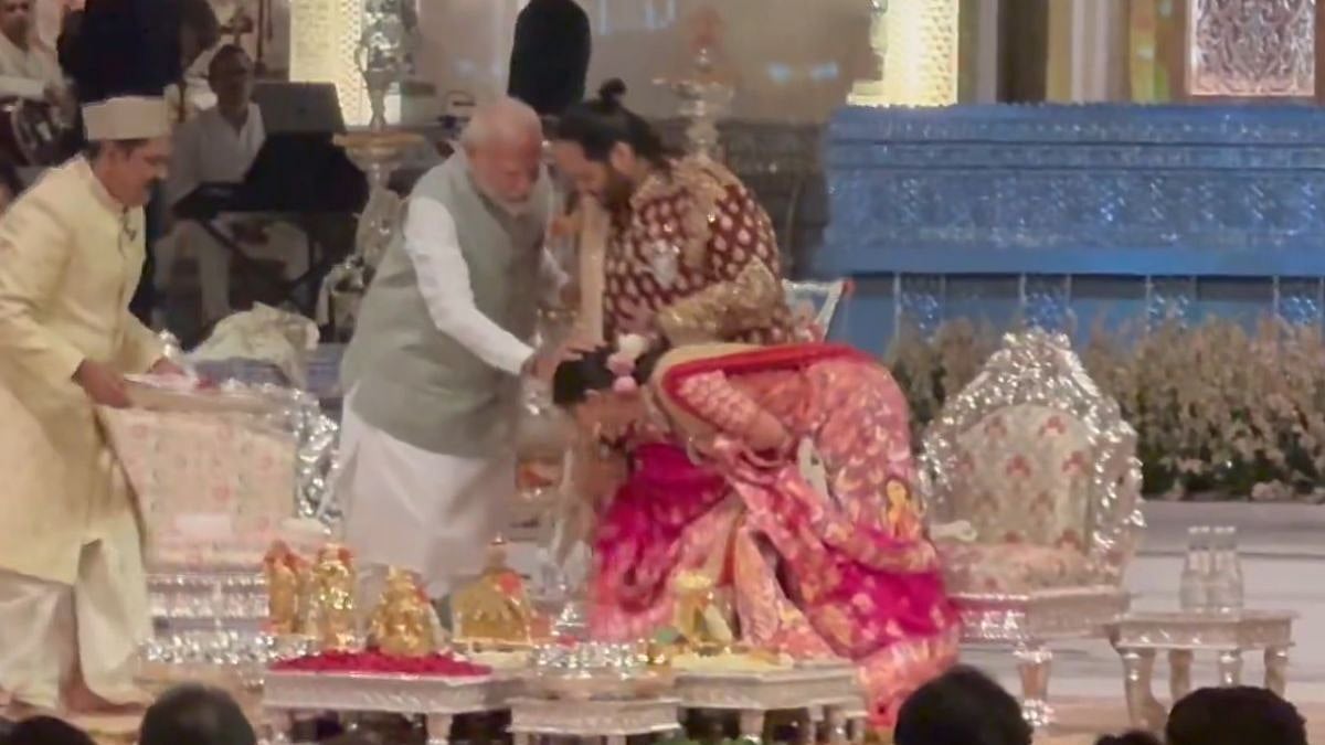 VIDEO: PM Modi Blesses Anant Ambani-Radhika Merchant As Couple Touches ...