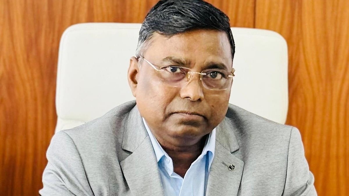 Bhujang Khandare Assumes Charge as Regional Director of Mahavitaran's ...