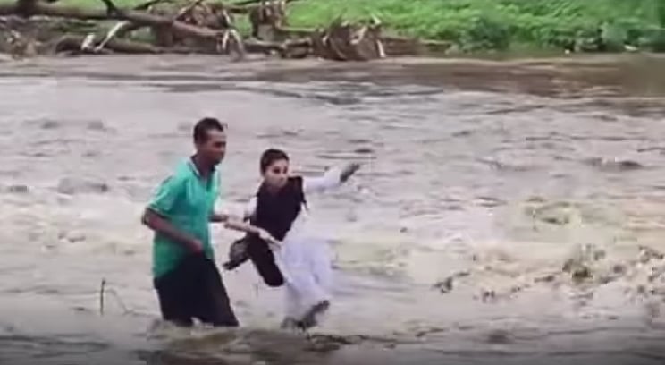 MP: School Girl Gets Stuck While Crossing Over-Flowing River Amid Heavy ...