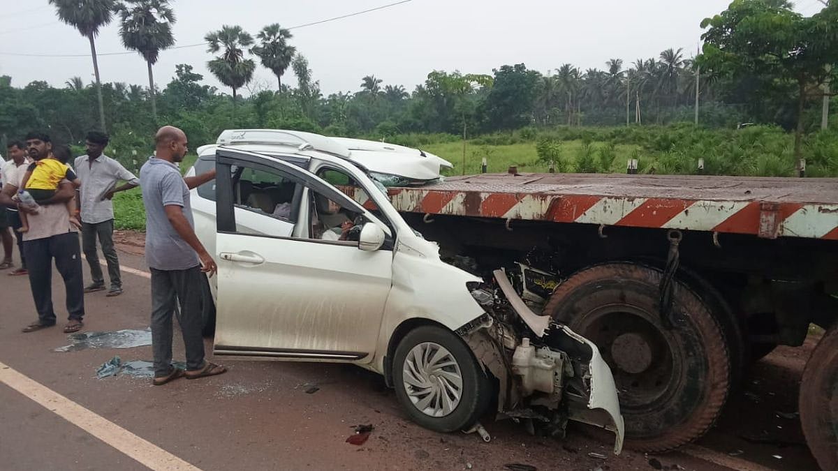 Andhra Pradesh Tragedy: 3 Killed As Car Rams Into Parked Lorry In Eluru ...