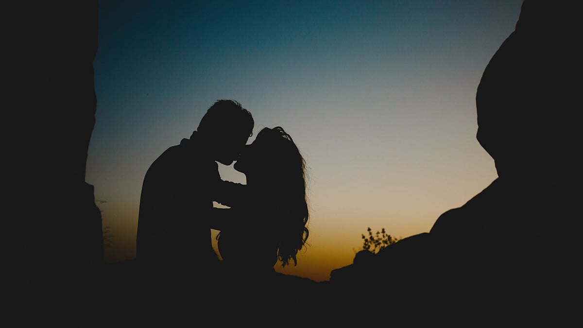 Lip Locks Could Extend Life Spans? This World Kissing Day, Know Its ...