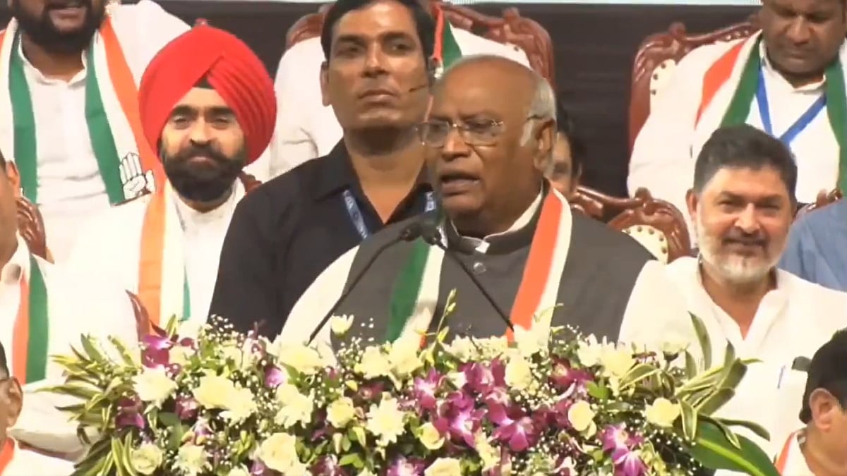 Mumbai: Congress Leaders, Led By Mallikarjun Kharge, Criticise PM Modi ...