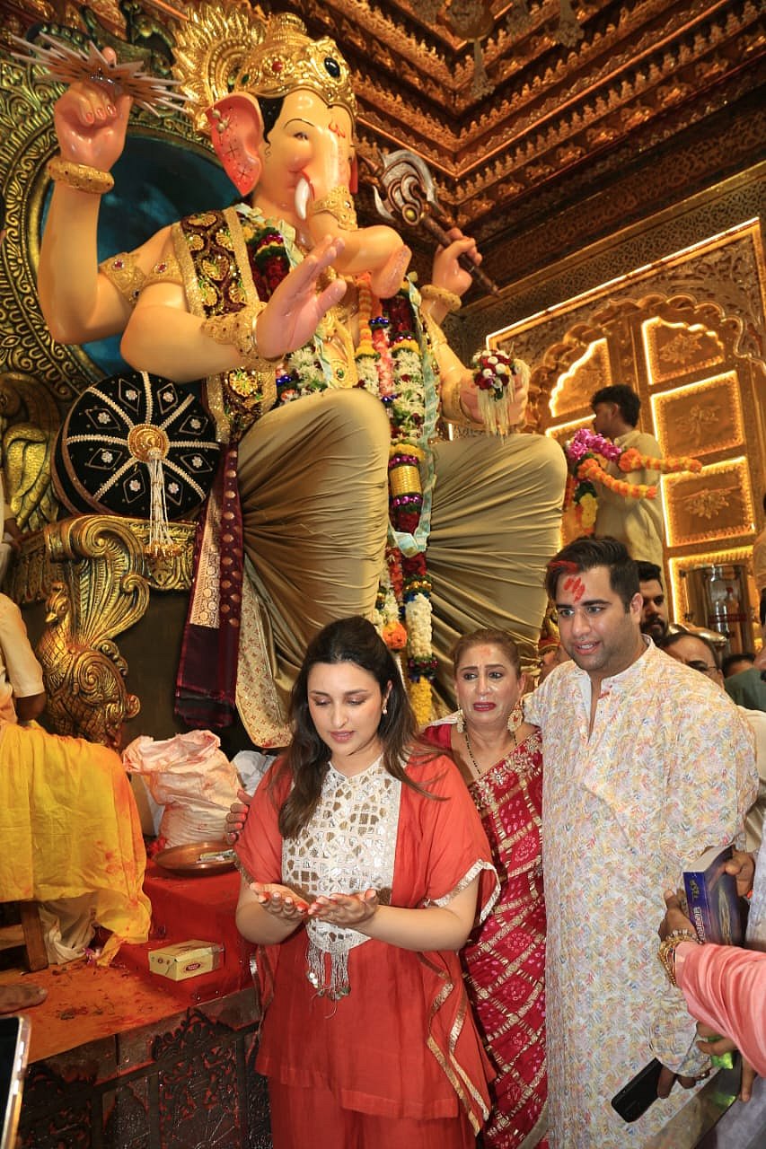 In Pics: Parineeti Chopra Visits Lalbaugcha Raja Ganpati Pandal In Mumbai