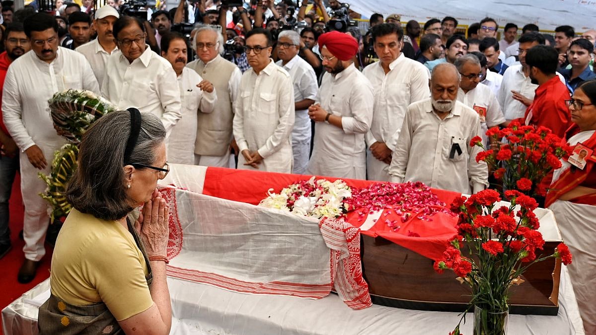 Former Congress President Sonia Gandhi Pays Last Respects To Veteran ...