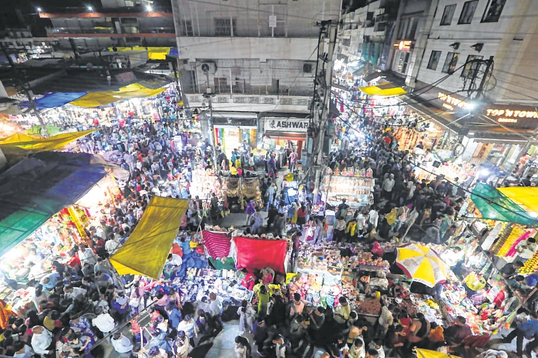 Dhanteras Today: Inadequate Parking Strains Festive Shopper Rush In ...