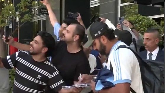 Video: Rohit Sharma Poses For Selfies & Interacts With Fans As Team ...