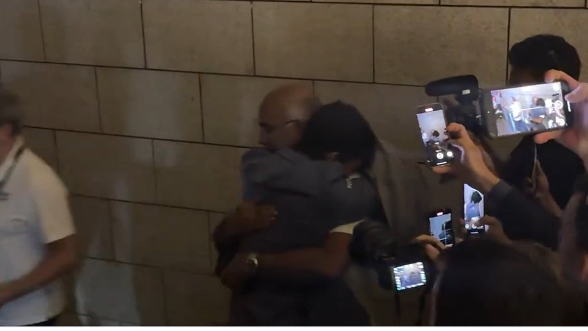 D Gukesh Hugs Father After Winning World Chess Champion Title ...