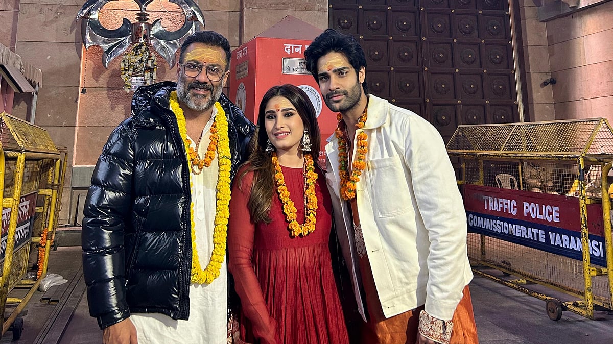 Aaman Devgan, Rasha Thadani, Abhishek Kapoor Seek Blessings At Kashi ...