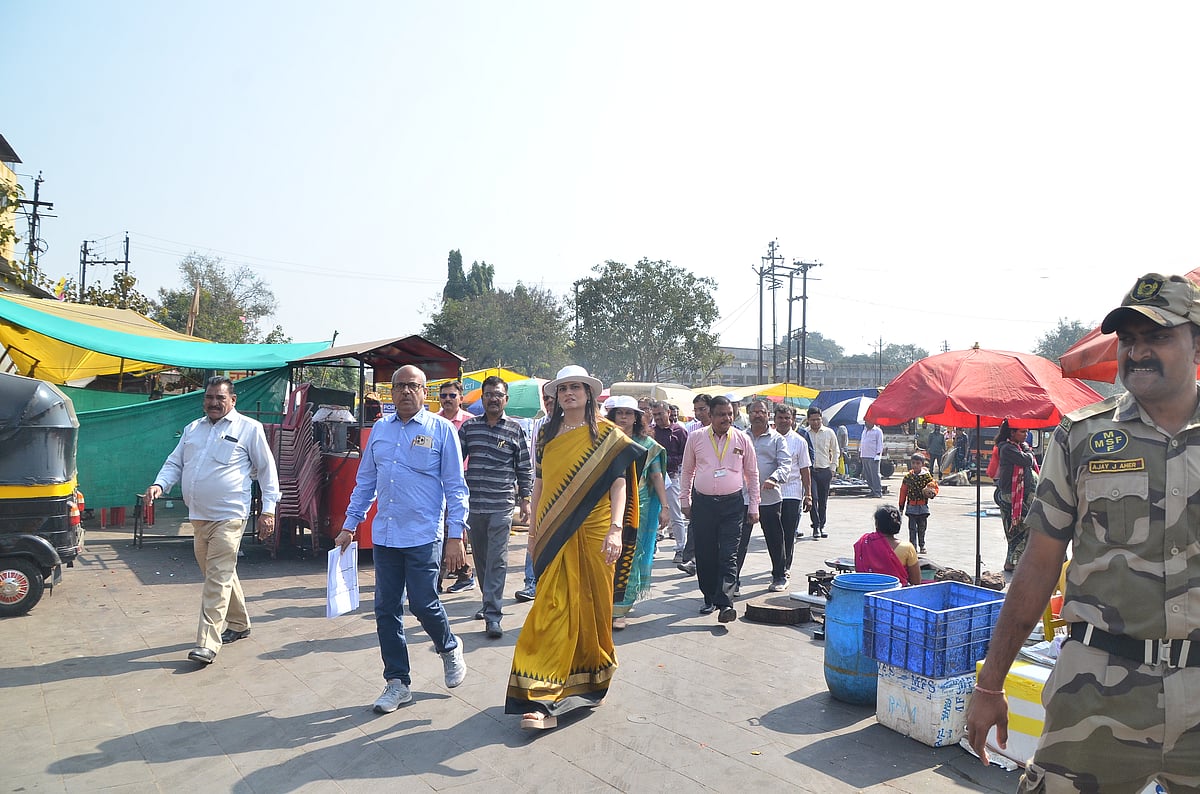 Nashik: NMC Commissioner Manisha Khatri Reviews Development Of Godavari ...