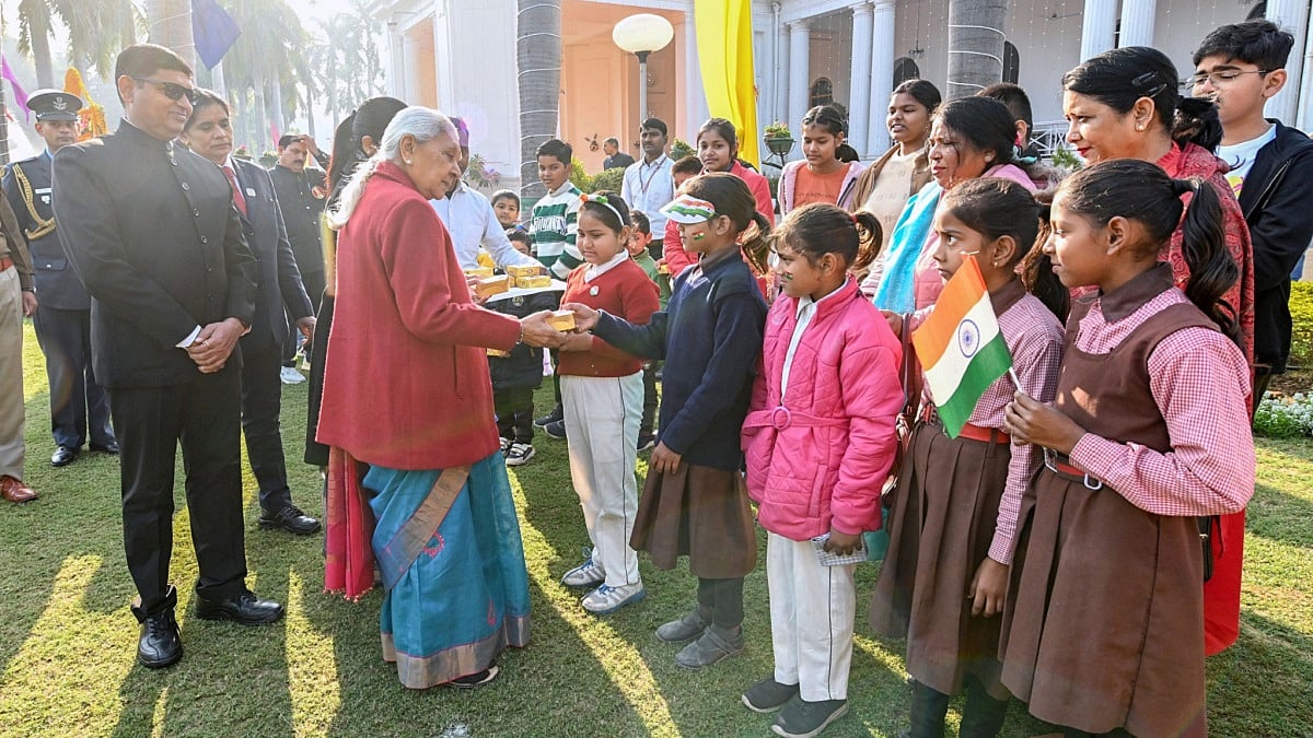 UP Governor Anandiben Patel Hoists Tricolour at Vidhan Bhavan Parade ...