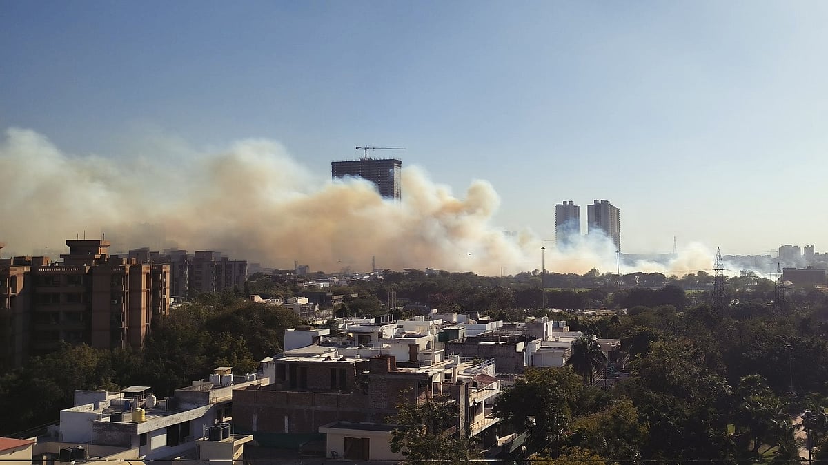 VIDEO: Toxic Air Engulfs Noida Sector 32 After Massive Fire Breaks Out ...