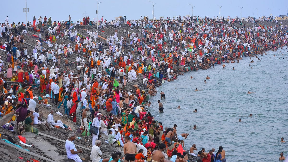 Lakhs Of Devotees Take Holy Dip At Nathsagar During Nathshashti Fair In ...