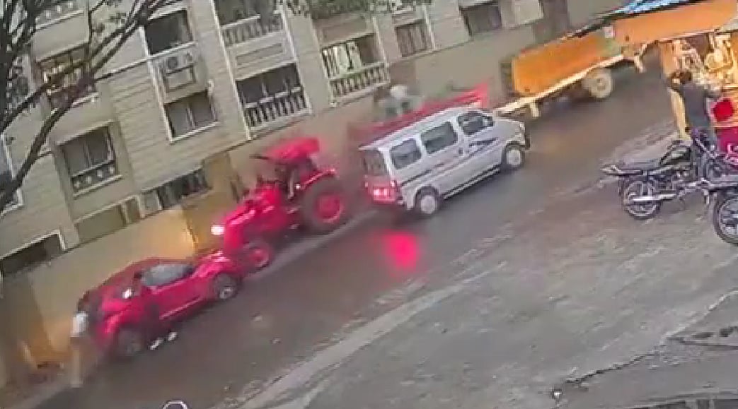Pune Viral Video: Tractor Crashes Into Car, Two Girls Escape Unhurt In ...