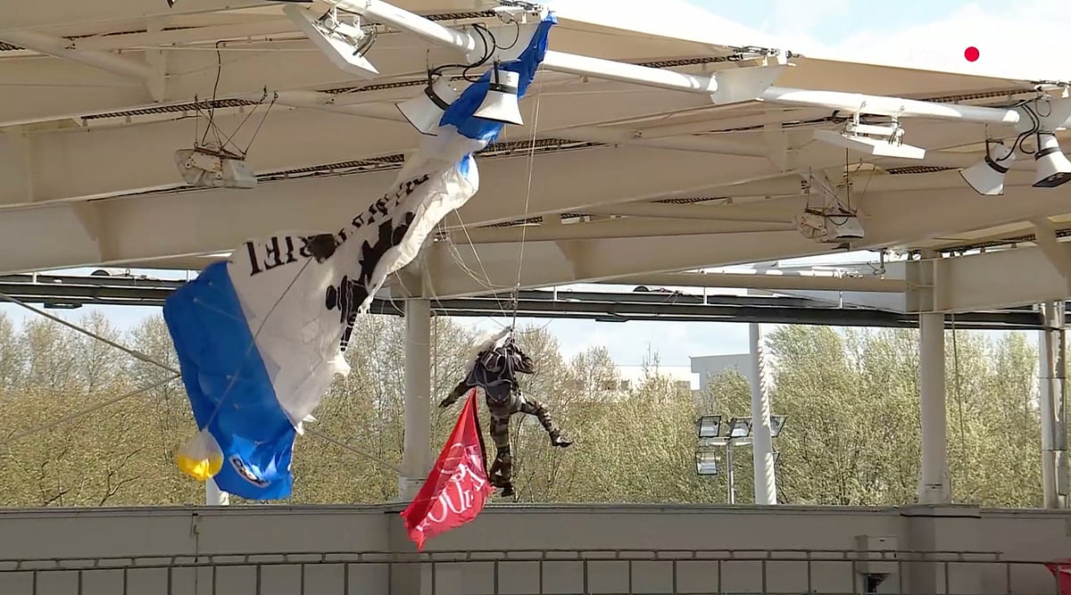 Terrifying! Military Parachutist Hangs For His Life After Crashing Into ...