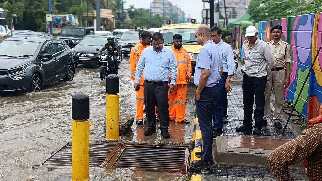 Indore Commissioner Shivam Verma Scolds Officer Over Poor Drainage