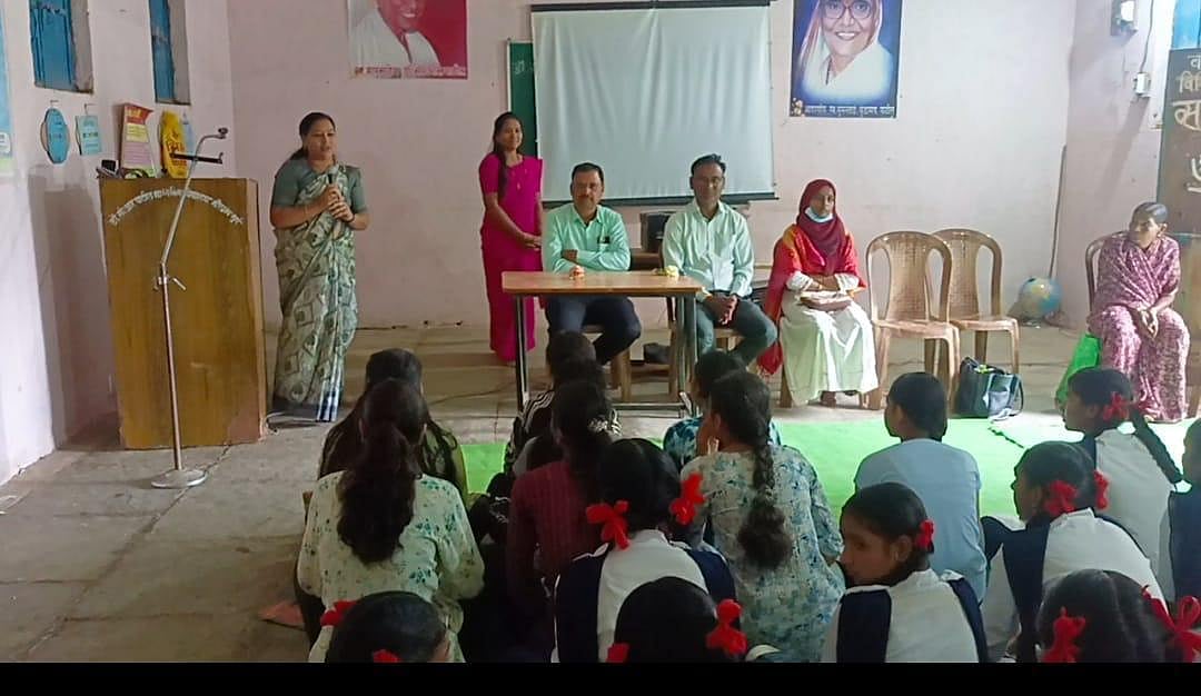 Jalgaon: ZP CEO IAS Minal Karanwal's 'Balika Snehi Panchayat' To ...