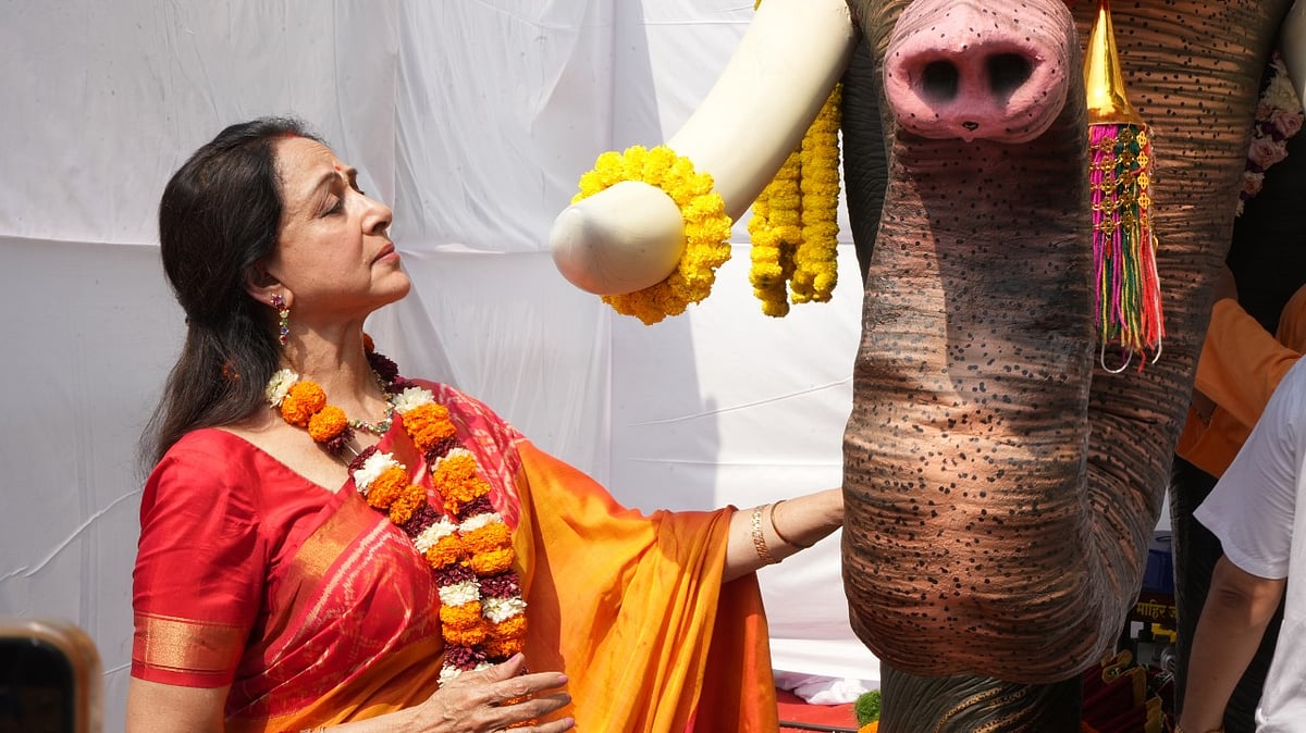 Navi Mumbai: Hema Malini Gifts 800-kg Mechanical Elephant 'Gajendra' To ...