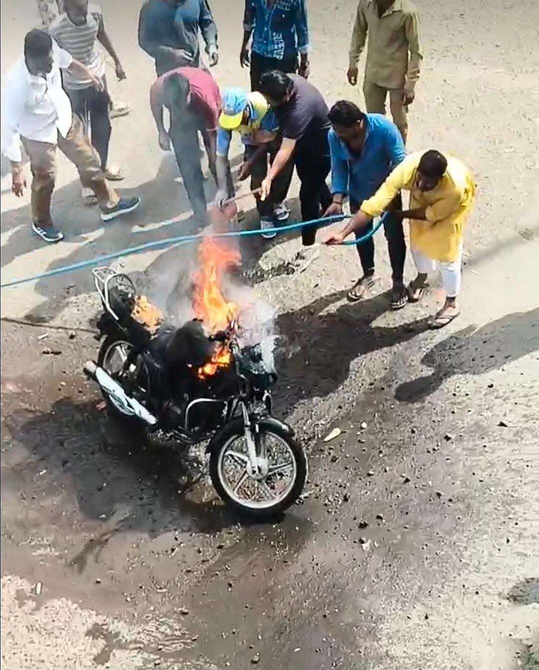 Bhiwandi: Motorcycle Bursts Into Flames Moments After Refueling, Chaos ...