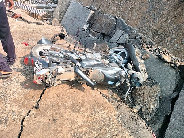 MP News: Four Injured After Nayagaon Bridge Collapses In Raisen, Road ...