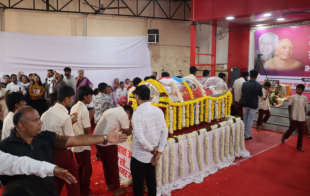 Pune: Huge Crowd Turns Up For Dr Baba Adhav’s Final Rites; Rohit Pawar ...