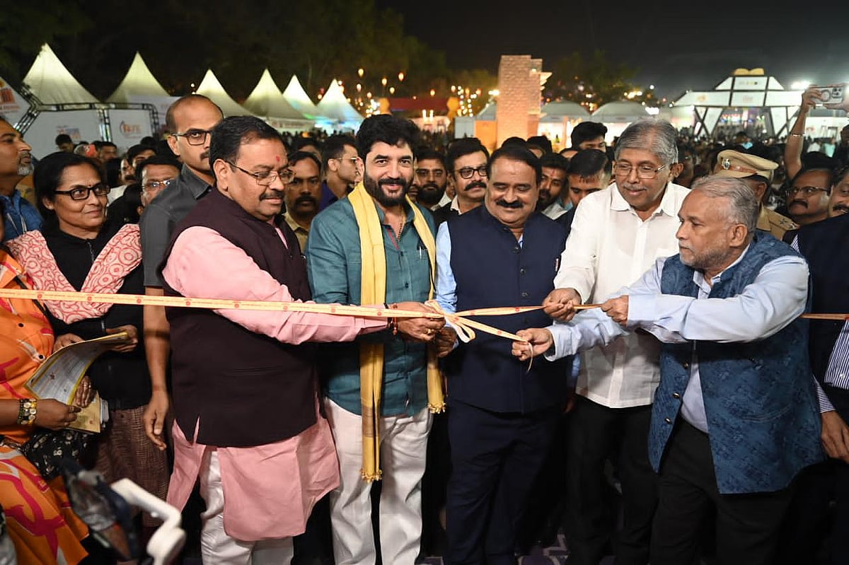 Pune Book Festival 2025 Inaugurated At Fergusson College; Record Book ...