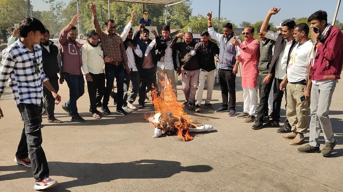 MP News: Congressmen Burn Effigy Of Vijayvargiya In Sardarpur